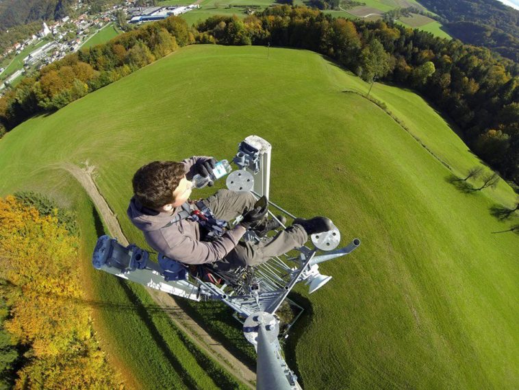 52 Nerve-Wracking Tower Climbers Photos During Work