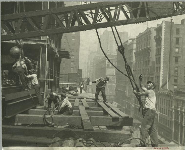 29 Jaw-Dropping Photos Of Ironworkers During Work