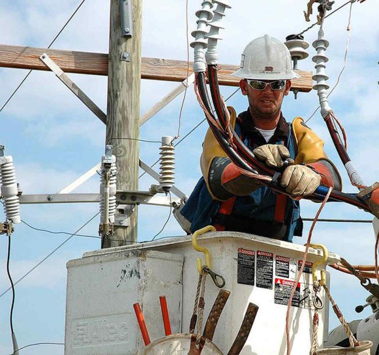 48 Spine Chilling Linemen Photos During Work